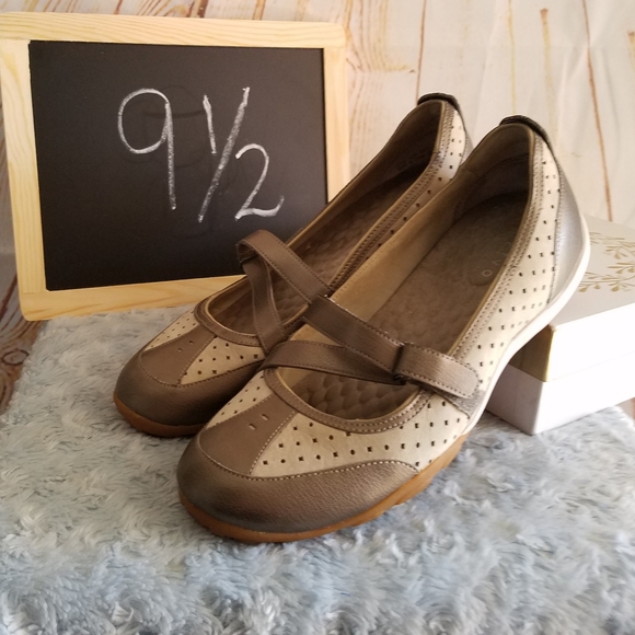 Privo | Shoes | Privo By Clarks Mary Jane Style Flats Size 9 2 | Poshmark